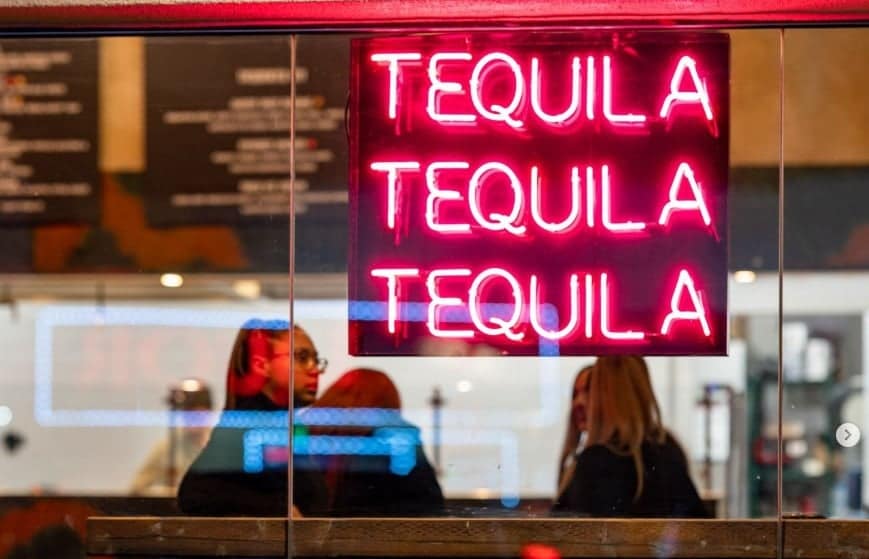 Is Más Por Favor Good for Date Night or Late-Night Dining?